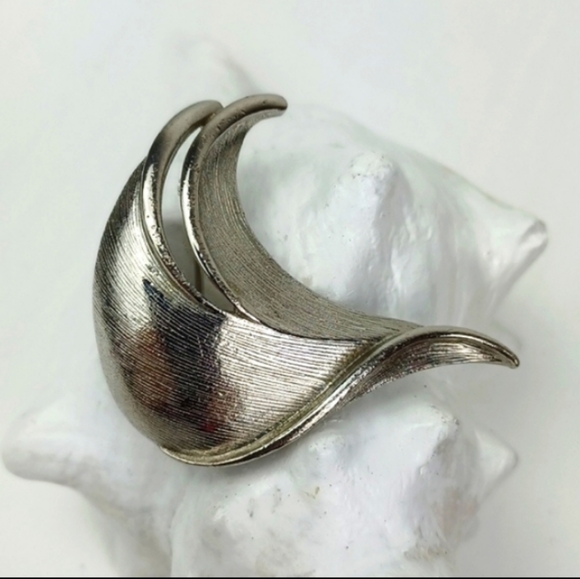 Abstract Swooping Brooch | Jewelry | Gorgeous Swooping Sails Wings ...